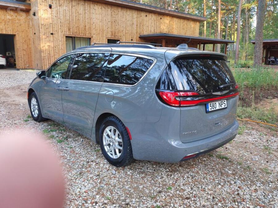 Grey Chrysler Pacifica 2022 in Riga, with an engine capacity of 3.60 L and mileage of 50 thousand km for 35000 €, photo 34 on AUTOMOTO.COM.LV