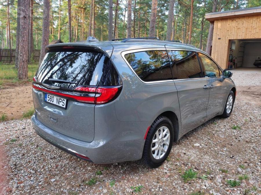 Grey Chrysler Pacifica 2022 in Riga, with an engine capacity of 3.60 L and mileage of 50 thousand km for 35000 €, photo 35 on AUTOMOTO.COM.LV