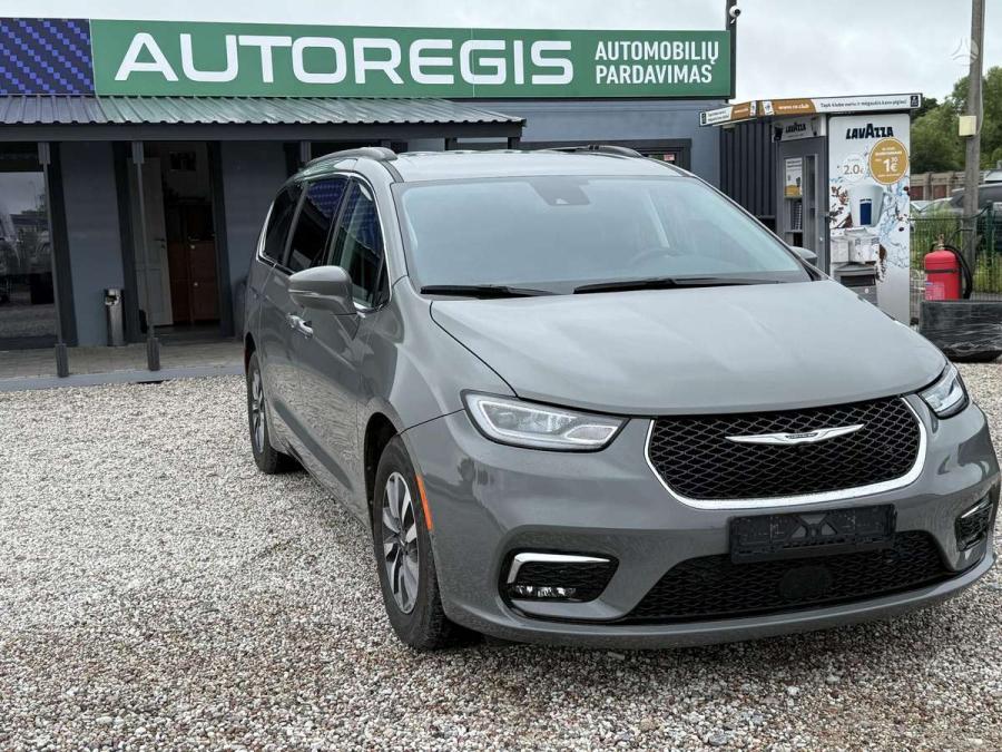 Grey Chrysler Pacifica 2022 in Kretinga, with an engine capacity of 3.61 L and mileage of 50 thousand km for 24999 €, photo 1 on AUTOMOTO.COM.LV