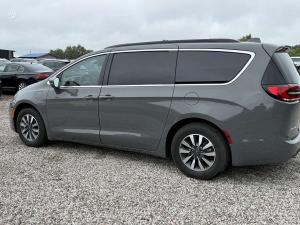 Grey Chrysler Pacifica 2022 in Kretinga, with an engine capacity of 3.61 L and mileage of 50 thousand km for 24999 €, photo 7 on AUTOMOTO.COM.LV