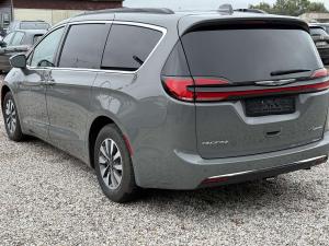 Grey Chrysler Pacifica 2022 in Kretinga, with an engine capacity of 3.61 L and mileage of 50 thousand km for 24999 €, photo 8 on AUTOMOTO.COM.LV
