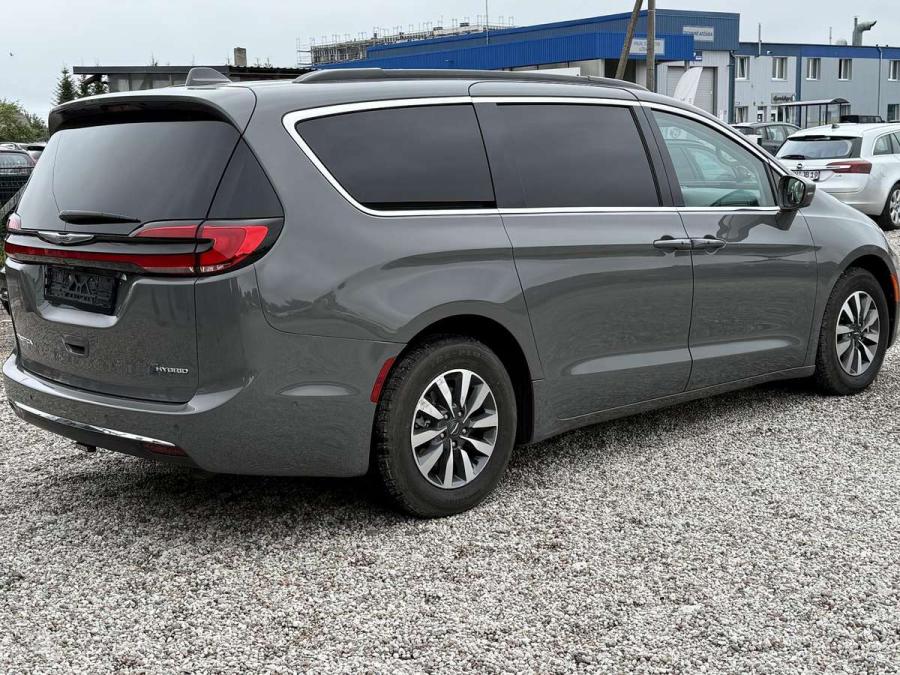 Grey Chrysler Pacifica 2022 in Kretinga, with an engine capacity of 3.61 L and mileage of 50 thousand km for 24999 €, photo 11 on AUTOMOTO.COM.LV