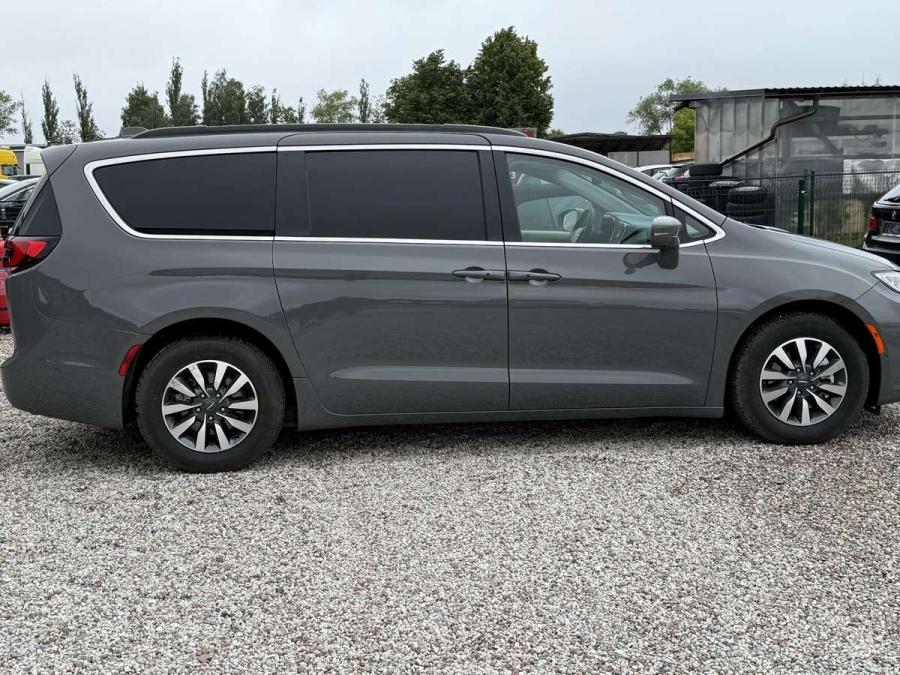 Grey Chrysler Pacifica 2022 in Kretinga, with an engine capacity of 3.61 L and mileage of 50 thousand km for 24999 €, photo 12 on AUTOMOTO.COM.LV
