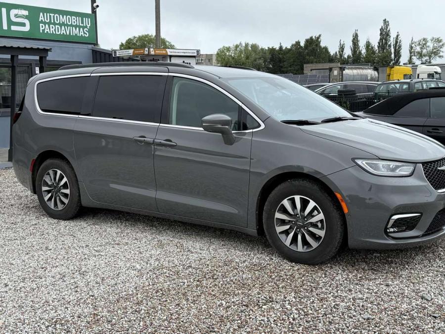 Grey Chrysler Pacifica 2022 in Kretinga, with an engine capacity of 3.61 L and mileage of 50 thousand km for 24999 €, photo 13 on AUTOMOTO.COM.LV