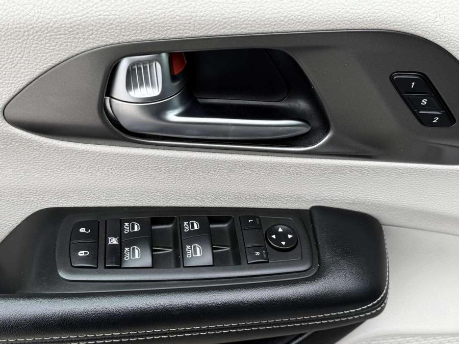 Grey Chrysler Pacifica 2022 in Kretinga, with an engine capacity of 3.61 L and mileage of 50 thousand km for 24999 €, photo 20 on AUTOMOTO.COM.LV