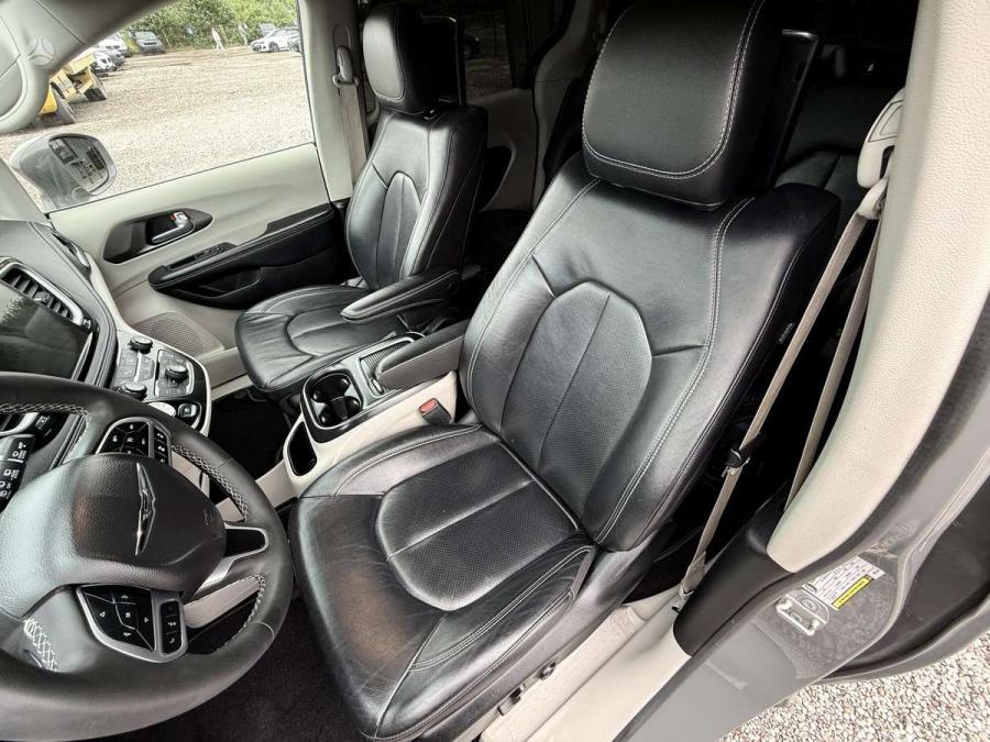 Grey Chrysler Pacifica 2022 in Kretinga, with an engine capacity of 3.61 L and mileage of 50 thousand km for 24999 €, photo 23 on AUTOMOTO.COM.LV