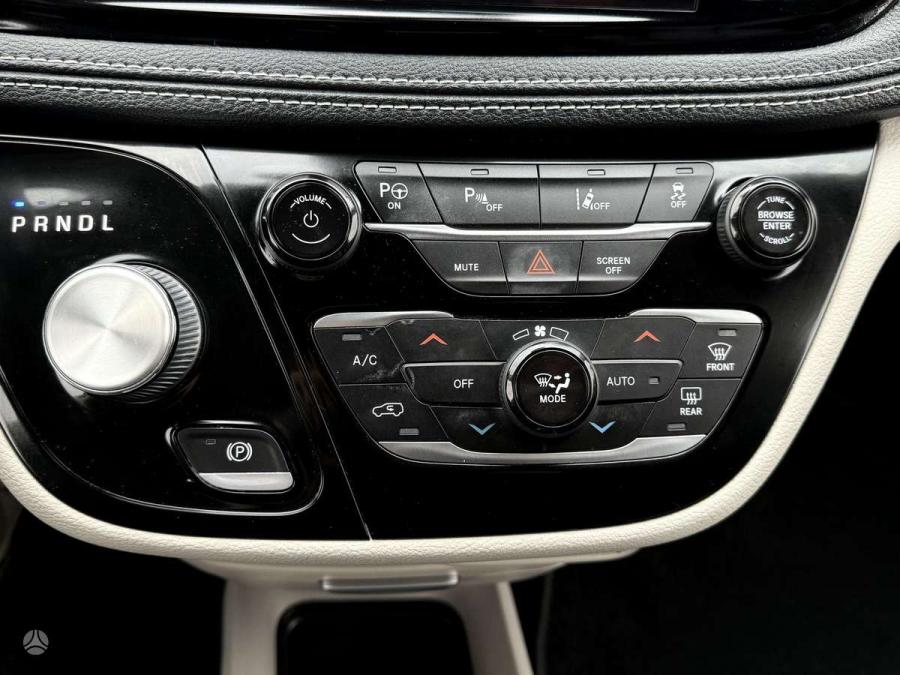 Grey Chrysler Pacifica 2022 in Kretinga, with an engine capacity of 3.61 L and mileage of 50 thousand km for 24999 €, photo 28 on AUTOMOTO.COM.LV
