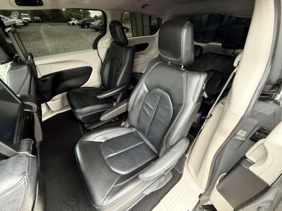 Grey Chrysler Pacifica 2022 in Kretinga, with an engine capacity of 3.61 L and mileage of 50 thousand km for 24999 €, photo 33 on AUTOMOTO.COM.LV