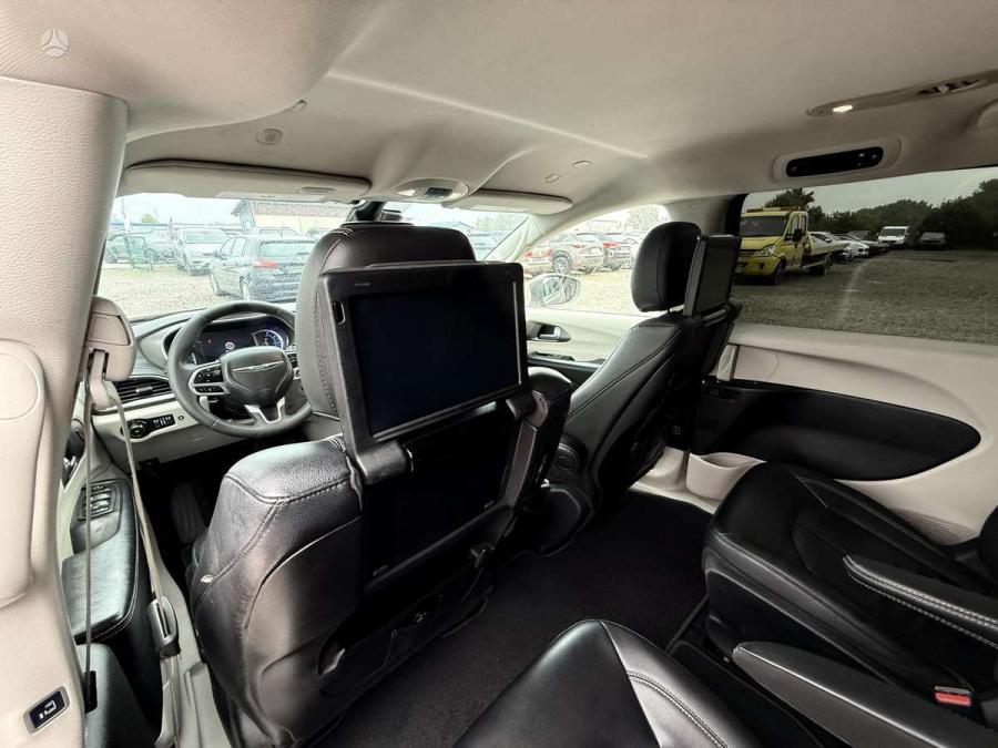 Grey Chrysler Pacifica 2022 in Kretinga, with an engine capacity of 3.61 L and mileage of 50 thousand km for 24999 €, photo 34 on AUTOMOTO.COM.LV