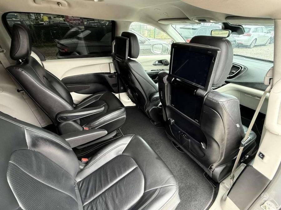 Grey Chrysler Pacifica 2022 in Kretinga, with an engine capacity of 3.61 L and mileage of 50 thousand km for 24999 €, photo 39 on AUTOMOTO.COM.LV
