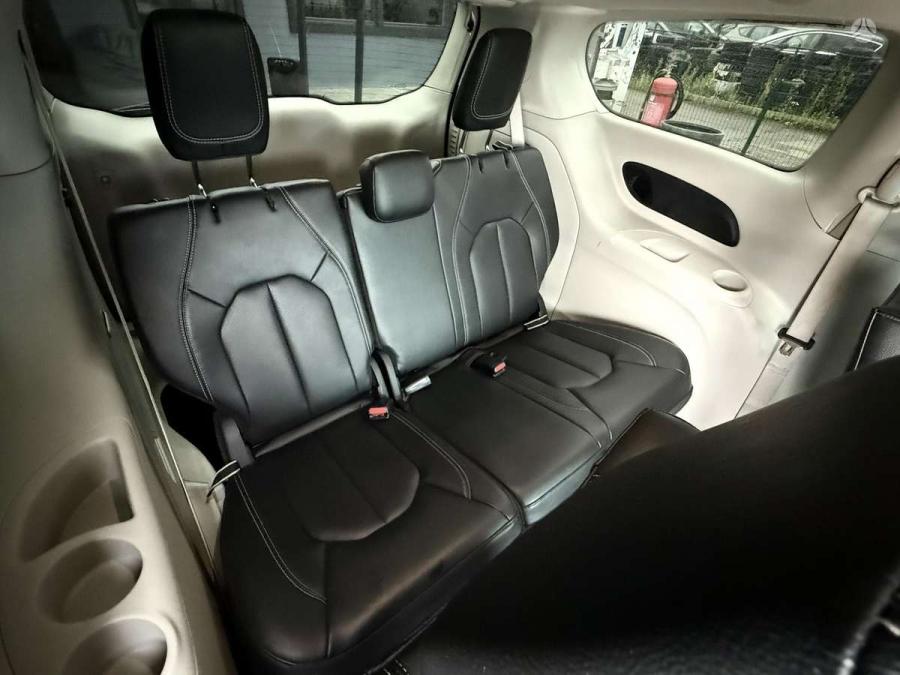 Grey Chrysler Pacifica 2022 in Kretinga, with an engine capacity of 3.61 L and mileage of 50 thousand km for 24999 €, photo 40 on AUTOMOTO.COM.LV