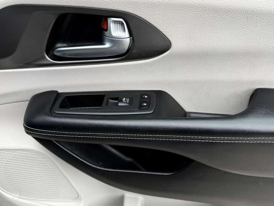 Grey Chrysler Pacifica 2022 in Kretinga, with an engine capacity of 3.61 L and mileage of 50 thousand km for 24999 €, photo 41 on AUTOMOTO.COM.LV