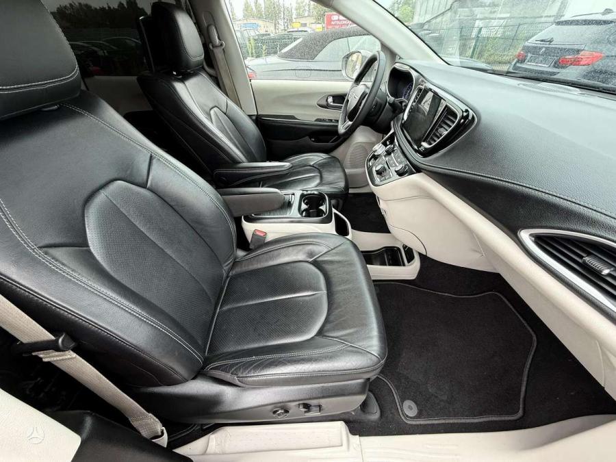 Grey Chrysler Pacifica 2022 in Kretinga, with an engine capacity of 3.61 L and mileage of 50 thousand km for 24999 €, photo 42 on AUTOMOTO.COM.LV
