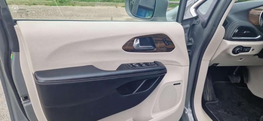 Pelēks Chrysler Pacifica 2022 Klaipėda, ar dzinēja tilpumu 3.60 L un nobraukumu 65 tūkst. km par 27350 €, foto 19 vietnē AUTOMOTO.COM.LV