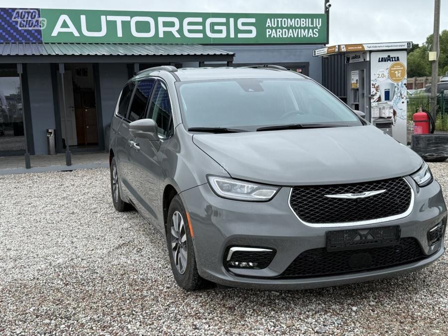 Grey Chrysler Pacifica 2022 in Kretinga, with an engine capacity of 3.60 L and mileage of 50 thousand km for 24999 €, photo 1 on AUTOMOTO.COM.LV