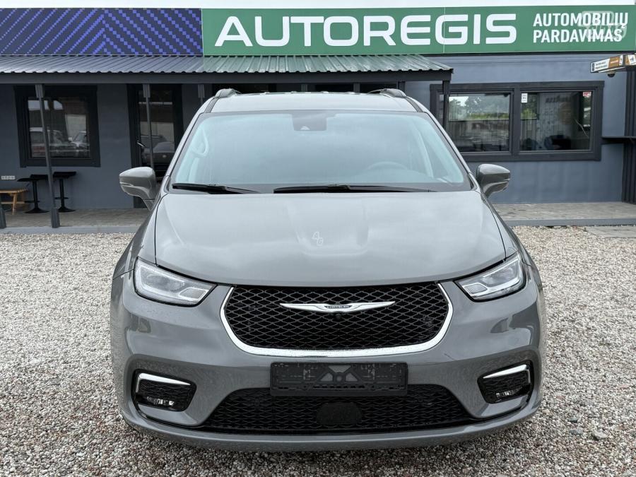 Grey Chrysler Pacifica 2022 in Kretinga, with an engine capacity of 3.60 L and mileage of 50 thousand km for 24999 €, photo 3 on AUTOMOTO.COM.LV