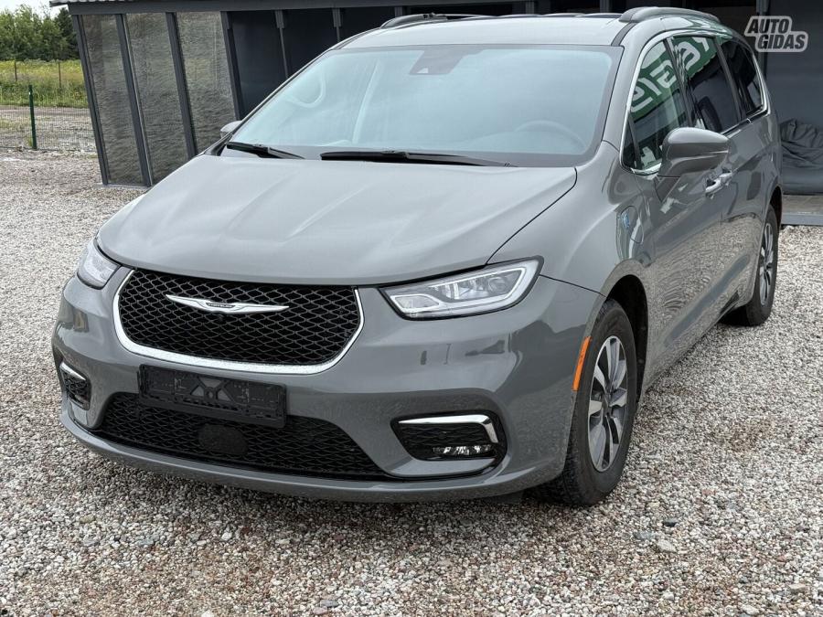 Grey Chrysler Pacifica 2022 in Kretinga, with an engine capacity of 3.60 L and mileage of 50 thousand km for 24999 €, photo 4 on AUTOMOTO.COM.LV