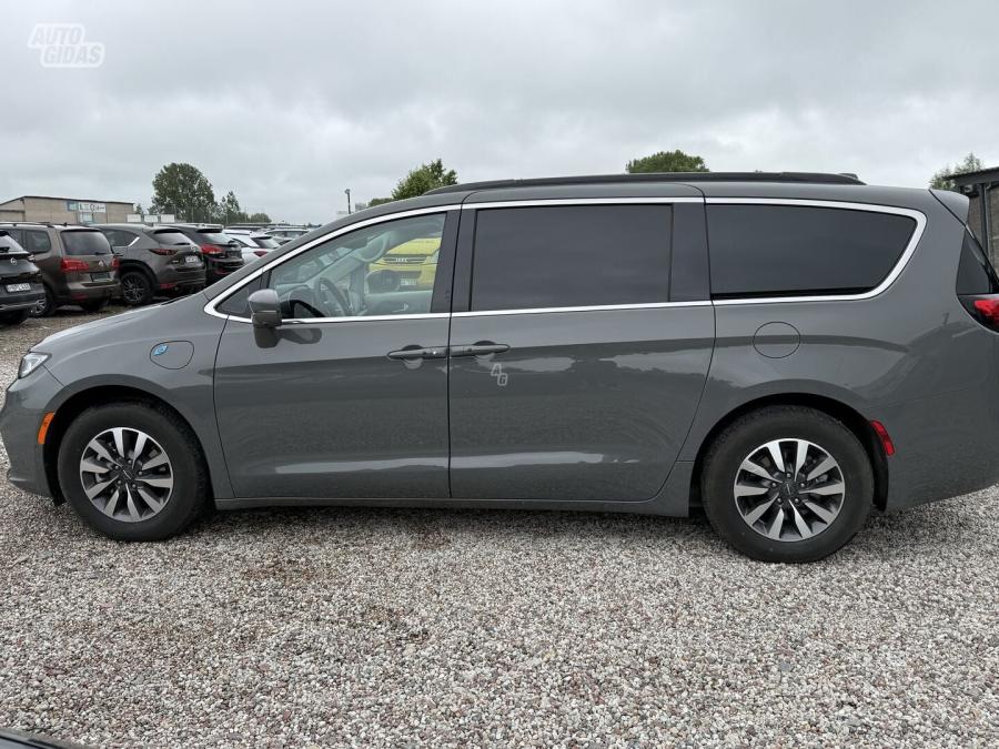 Grey Chrysler Pacifica 2022 in Kretinga, with an engine capacity of 3.60 L and mileage of 50 thousand km for 24999 €, photo 6 on AUTOMOTO.COM.LV