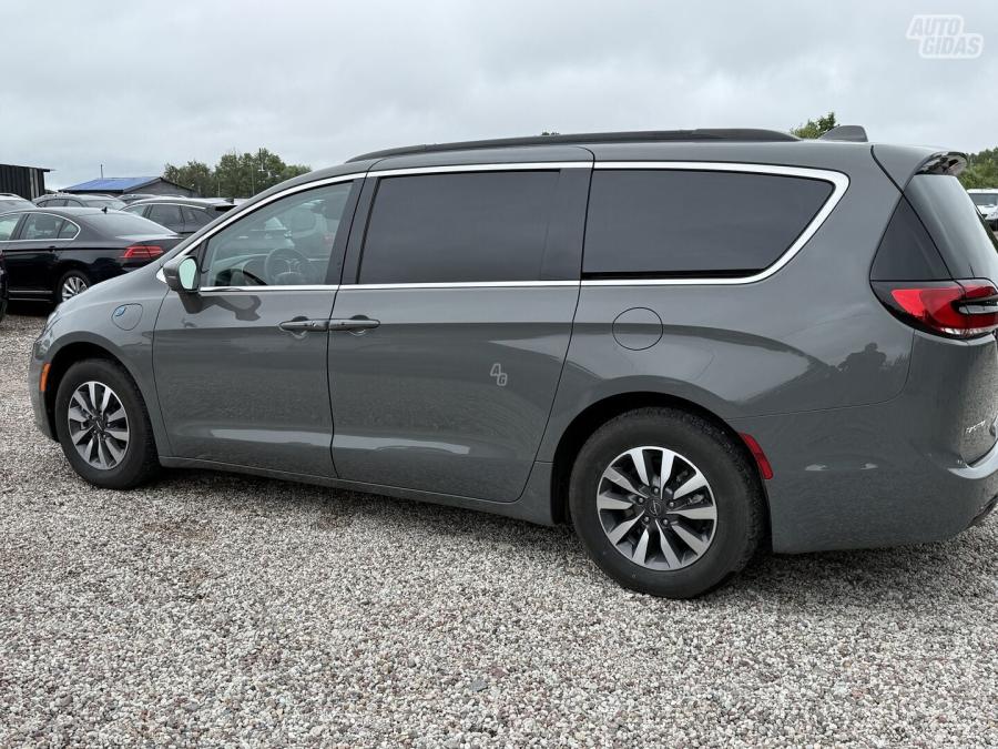 Grey Chrysler Pacifica 2022 in Kretinga, with an engine capacity of 3.60 L and mileage of 50 thousand km for 24999 €, photo 7 on AUTOMOTO.COM.LV