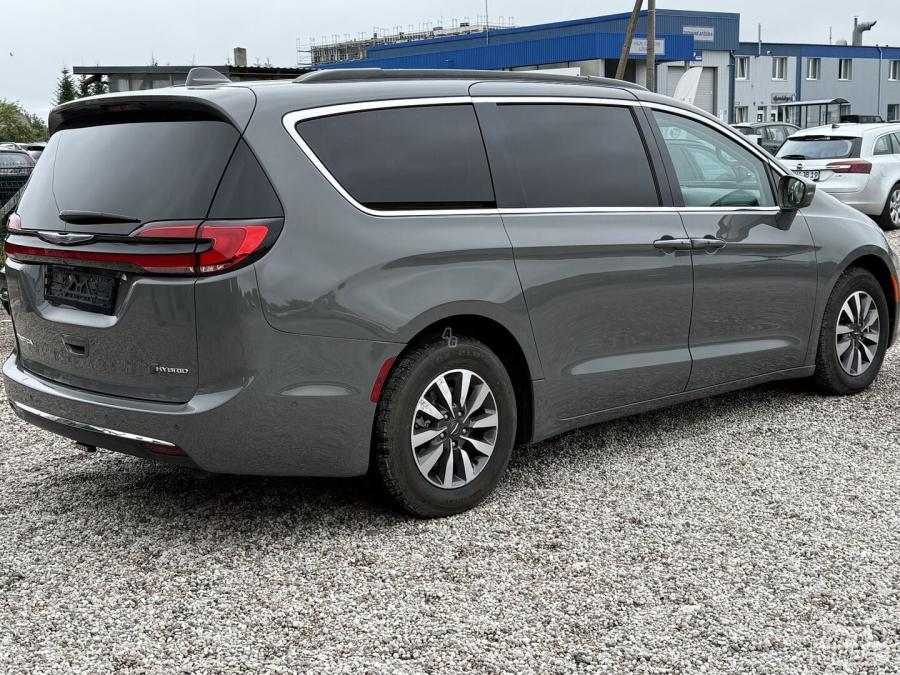 Grey Chrysler Pacifica 2022 in Kretinga, with an engine capacity of 3.60 L and mileage of 50 thousand km for 24999 €, photo 11 on AUTOMOTO.COM.LV