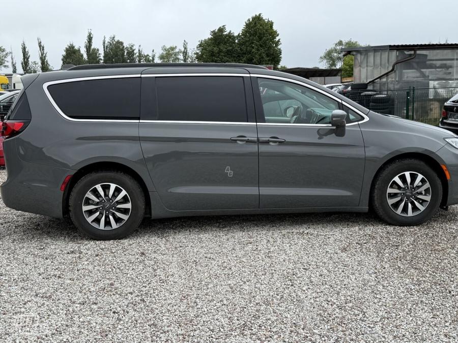 Grey Chrysler Pacifica 2022 in Kretinga, with an engine capacity of 3.60 L and mileage of 50 thousand km for 24999 €, photo 12 on AUTOMOTO.COM.LV