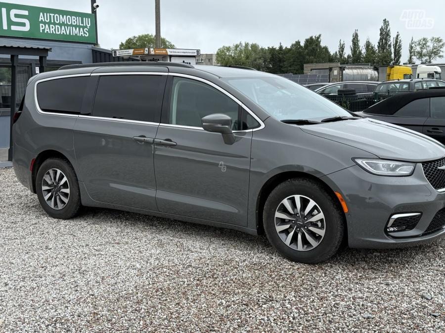 Grey Chrysler Pacifica 2022 in Kretinga, with an engine capacity of 3.60 L and mileage of 50 thousand km for 24999 €, photo 13 on AUTOMOTO.COM.LV