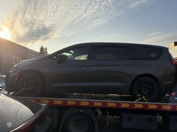 Grey Chrysler Pacifica 2022 in Kaunas, with an engine capacity of 3.60 L and mileage of 80 thousand km for 13900 €, photo 8 on AUTOMOTO.COM.LV