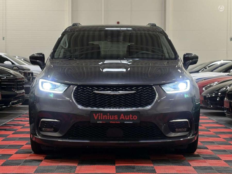 Pelēks Chrysler Pacifica 2022 Viļņa, ar dzinēja tilpumu 3.60 L un nobraukumu 115 tūkst. km par 29900 €, foto 3 vietnē AUTOMOTO.COM.LV