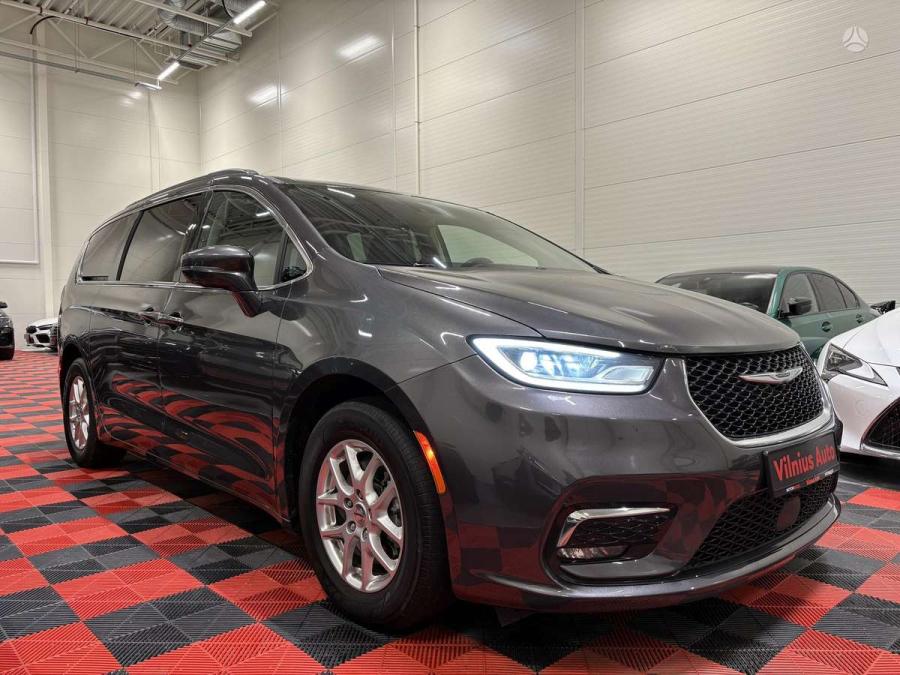 Pelēks Chrysler Pacifica 2022 Viļņa, ar dzinēja tilpumu 3.60 L un nobraukumu 115 tūkst. km par 29900 €, foto 4 vietnē AUTOMOTO.COM.LV