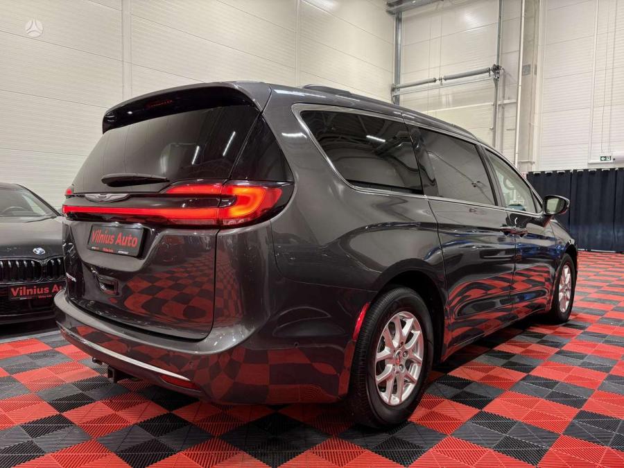 Pelēks Chrysler Pacifica 2022 Viļņa, ar dzinēja tilpumu 3.60 L un nobraukumu 115 tūkst. km par 29900 €, foto 5 vietnē AUTOMOTO.COM.LV