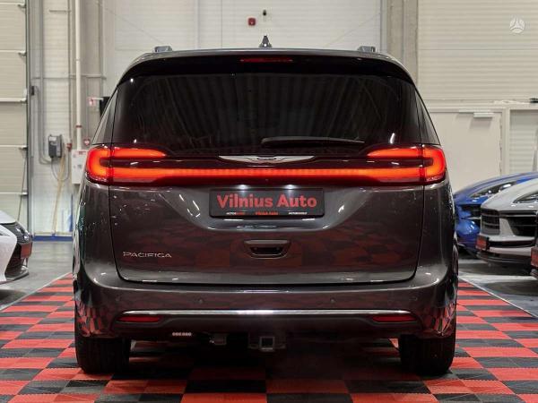 Grey Chrysler Pacifica 2022 in Vilnius, with an engine capacity of 3.60 L and mileage of 115 thousand km for 29900 €, photo 5 on AUTOMOTO.COM.LV