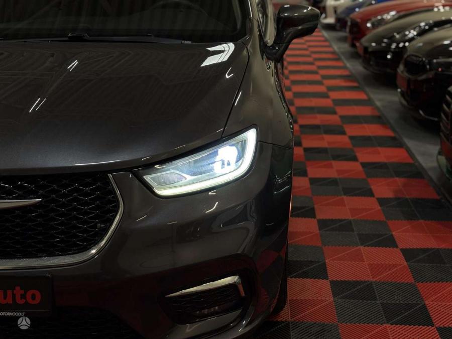 Pelēks Chrysler Pacifica 2022 Viļņa, ar dzinēja tilpumu 3.60 L un nobraukumu 115 tūkst. km par 29900 €, foto 8 vietnē AUTOMOTO.COM.LV