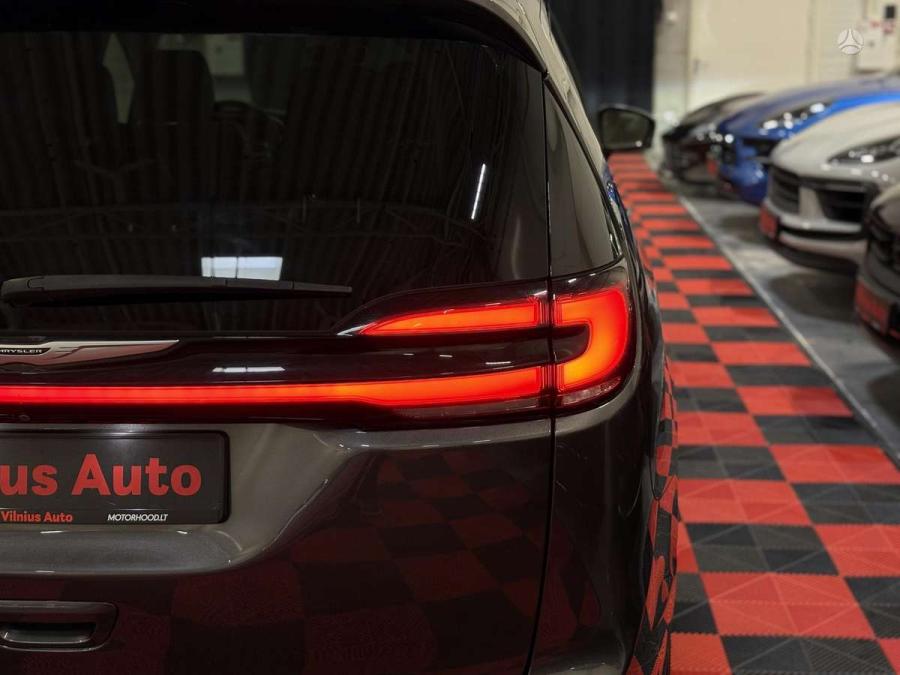 Pelēks Chrysler Pacifica 2022 Viļņa, ar dzinēja tilpumu 3.60 L un nobraukumu 115 tūkst. km par 29900 €, foto 9 vietnē AUTOMOTO.COM.LV