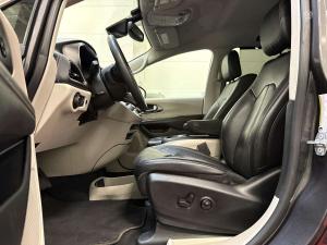 Pelēks Chrysler Pacifica 2022 Viļņa, ar dzinēja tilpumu 3.60 L un nobraukumu 115 tūkst. km par 29900 €, foto 15 vietnē AUTOMOTO.COM.LV