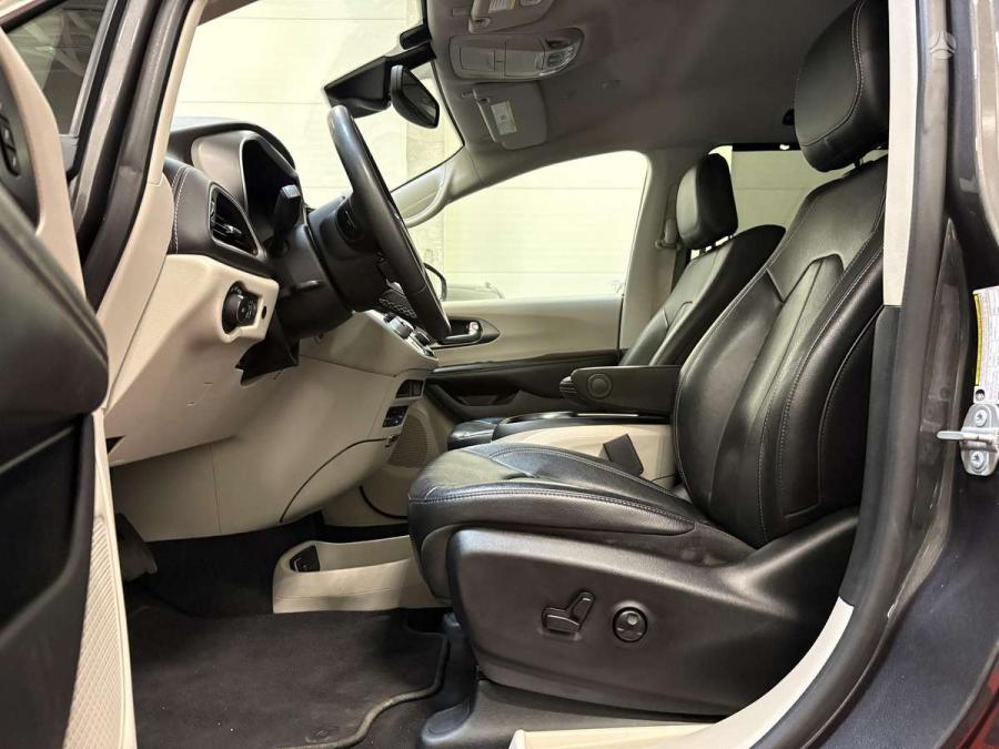 Pelēks Chrysler Pacifica 2022 Viļņa, ar dzinēja tilpumu 3.60 L un nobraukumu 115 tūkst. km par 29900 €, foto 15 vietnē AUTOMOTO.COM.LV