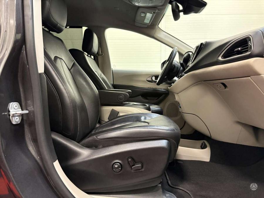 Pelēks Chrysler Pacifica 2022 Viļņa, ar dzinēja tilpumu 3.60 L un nobraukumu 115 tūkst. km par 29900 €, foto 18 vietnē AUTOMOTO.COM.LV