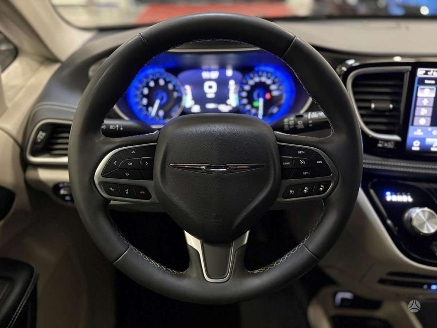 Pelēks Chrysler Pacifica 2022 Viļņa, ar dzinēja tilpumu 3.60 L un nobraukumu 115 tūkst. km par 29900 €, foto 21 vietnē AUTOMOTO.COM.LV