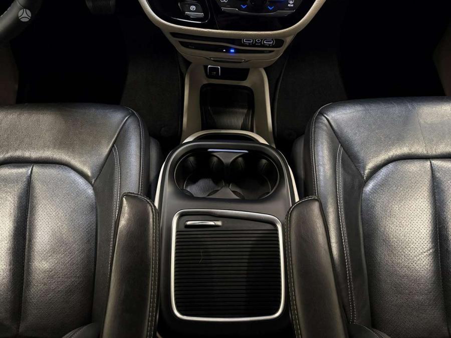 Pelēks Chrysler Pacifica 2022 Viļņa, ar dzinēja tilpumu 3.60 L un nobraukumu 115 tūkst. km par 29900 €, foto 23 vietnē AUTOMOTO.COM.LV