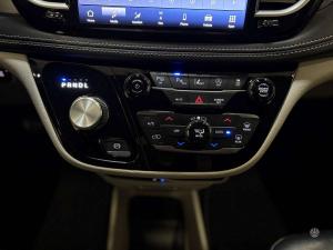 Pelēks Chrysler Pacifica 2022 Viļņa, ar dzinēja tilpumu 3.60 L un nobraukumu 115 tūkst. km par 29900 €, foto 24 vietnē AUTOMOTO.COM.LV