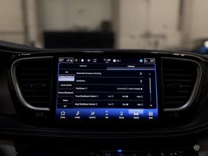 Pelēks Chrysler Pacifica 2022 Viļņa, ar dzinēja tilpumu 3.60 L un nobraukumu 115 tūkst. km par 29900 €, foto 28 vietnē AUTOMOTO.COM.LV