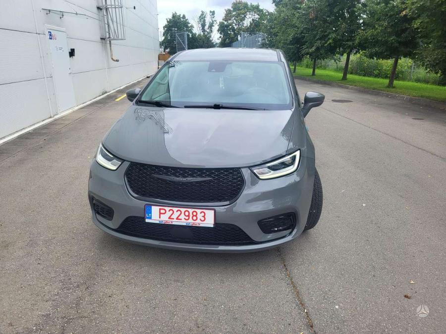 Grey Chrysler Pacifica 2022 in Klaipeda, with an engine capacity of 3.60 L and mileage of 149 thousand km for 21000 €, photo 1 on AUTOMOTO.COM.LV