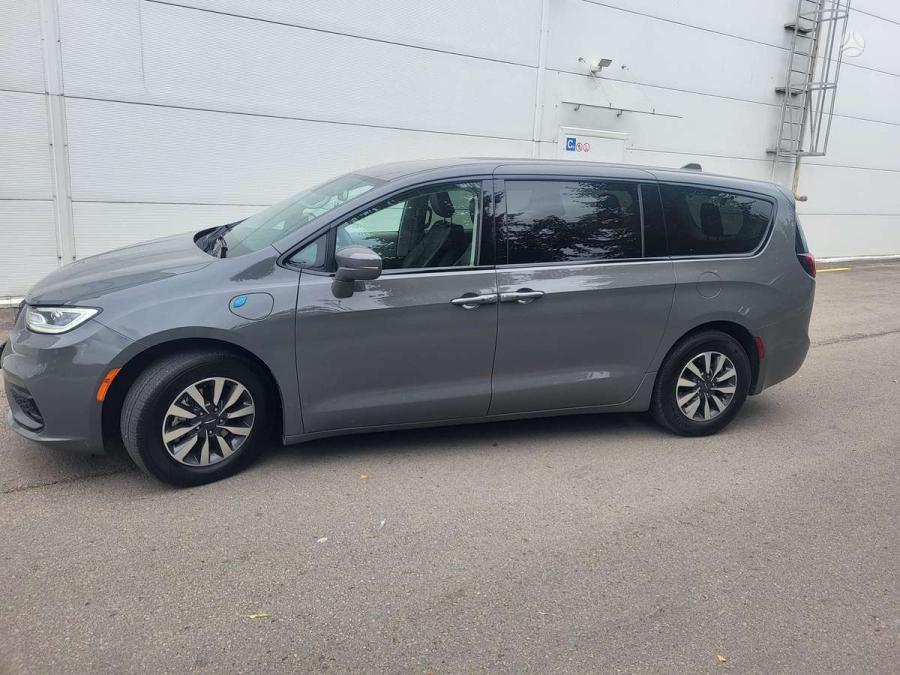 Grey Chrysler Pacifica 2022 in Klaipeda, with an engine capacity of 3.60 L and mileage of 149 thousand km for 21000 €, photo 3 on AUTOMOTO.COM.LV