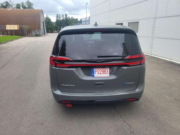 Grey Chrysler Pacifica 2022 in Klaipeda, with an engine capacity of 3.60 L and mileage of 149 thousand km for 21000 €, photo 4 on AUTOMOTO.COM.LV