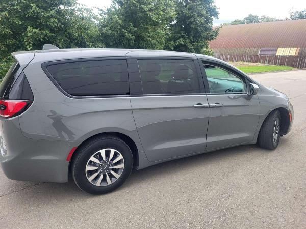 Grey Chrysler Pacifica 2022 in Klaipeda, with an engine capacity of 3.60 L and mileage of 149 thousand km for 21000 €, photo 5 on AUTOMOTO.COM.LV