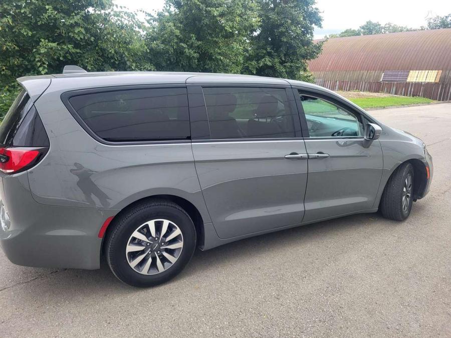 Grey Chrysler Pacifica 2022 in Klaipeda, with an engine capacity of 3.60 L and mileage of 149 thousand km for 21000 €, photo 6 on AUTOMOTO.COM.LV