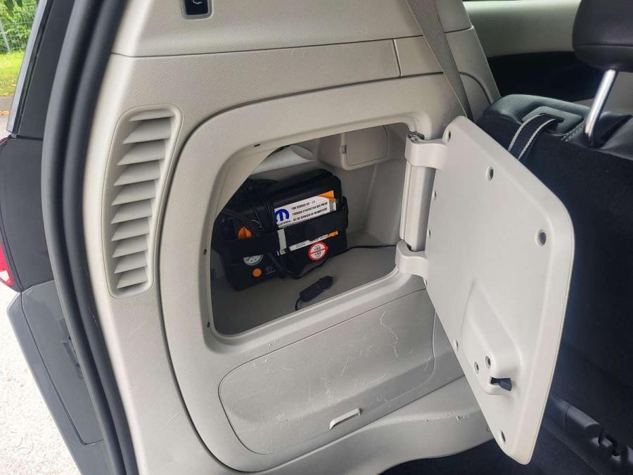 Grey Chrysler Pacifica 2022 in Klaipeda, with an engine capacity of 3.60 L and mileage of 149 thousand km for 21000 €, photo 18 on AUTOMOTO.COM.LV