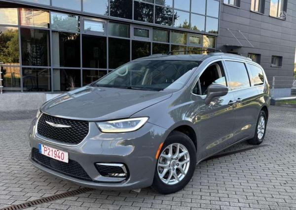 Grey Chrysler Pacifica 2022 in Silale, with an engine capacity of 3.61 L and mileage of 151 thousand km for 21300 €, photo 1 on AUTOMOTO.COM.LV