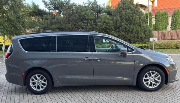 Grey Chrysler Pacifica 2022 in Silale, with an engine capacity of 3.61 L and mileage of 151 thousand km for 21300 €, photo 4 on AUTOMOTO.COM.LV