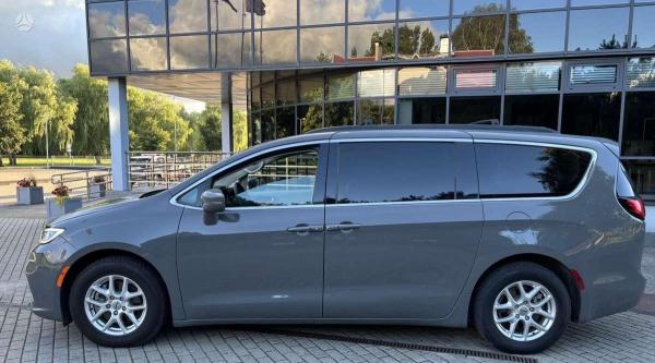 Grey Chrysler Pacifica 2022 in Silale, with an engine capacity of 3.61 L and mileage of 151 thousand km for 21300 €, photo 5 on AUTOMOTO.COM.LV