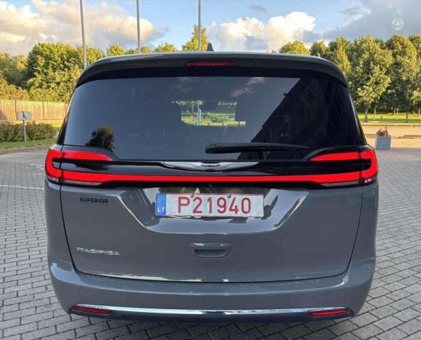 Grey Chrysler Pacifica 2022 in Silale, with an engine capacity of 3.61 L and mileage of 151 thousand km for 21300 €, photo 6 on AUTOMOTO.COM.LV